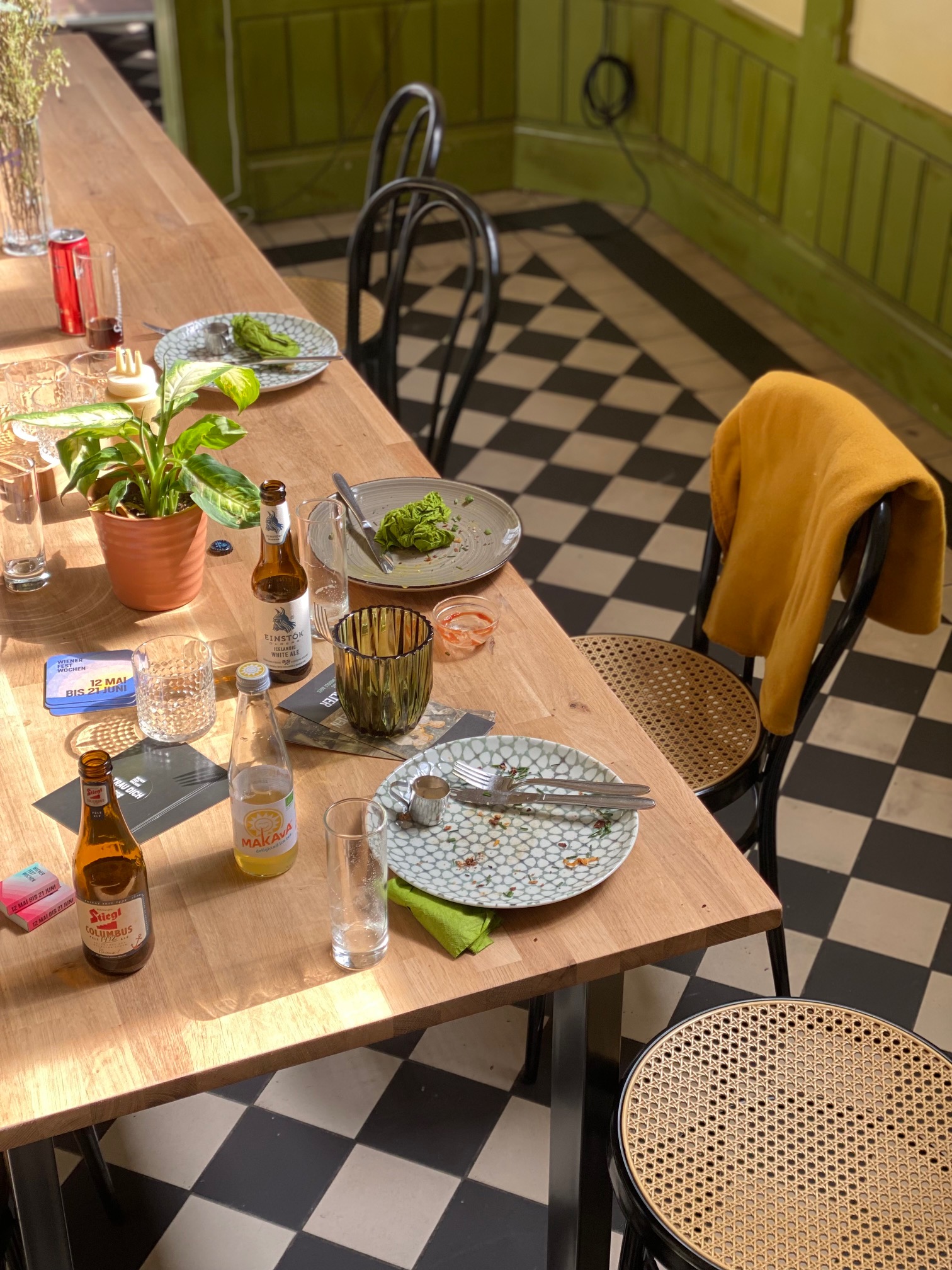 Karl & Otto. Café - Brunch all day. Party all night.